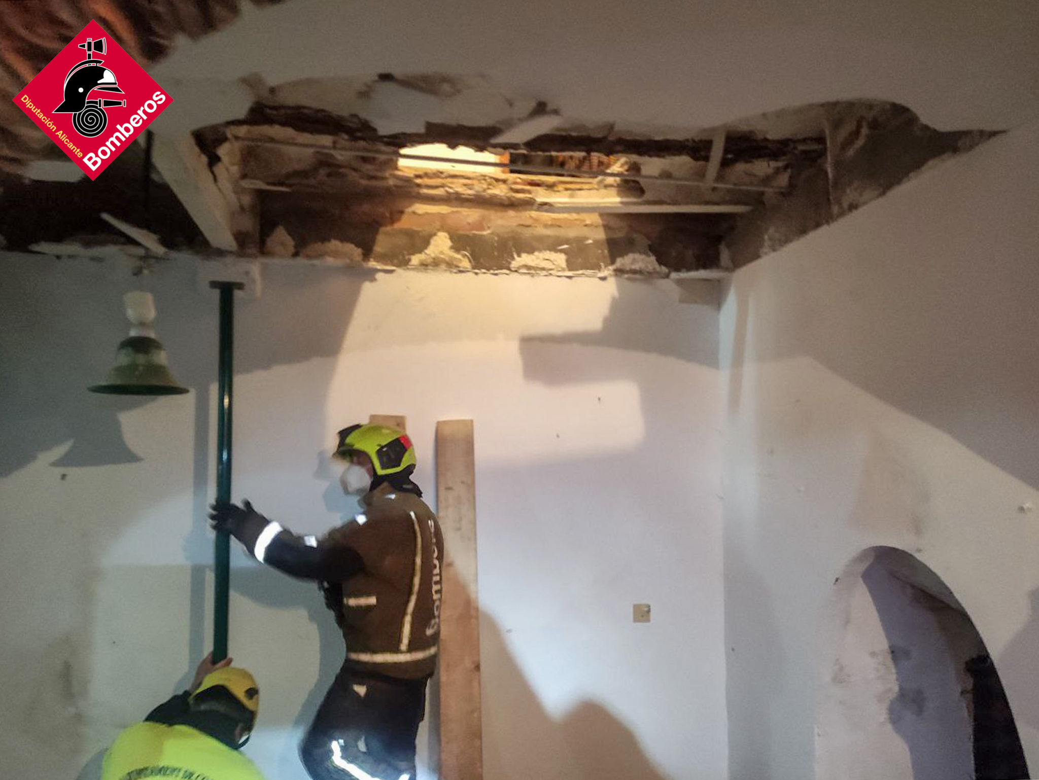 Woman ‘rescued’ following floor collapse | Costa News